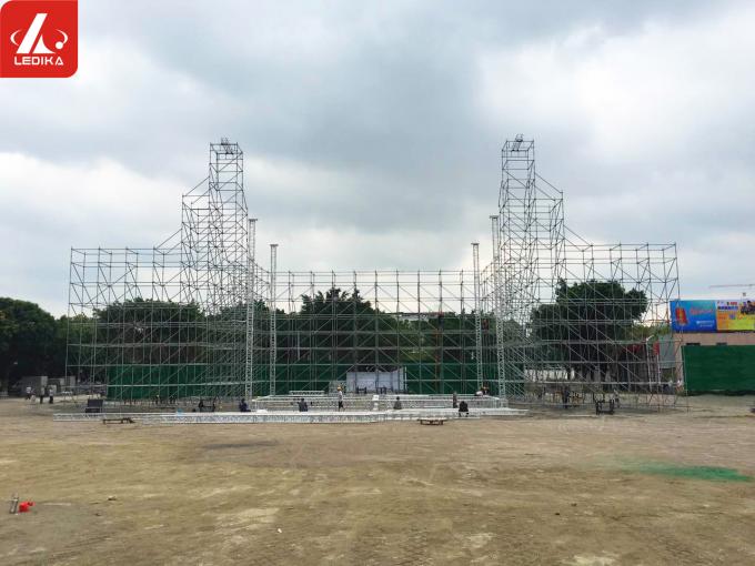 트러스 시스템을 밝히는 큰 콘서트 공연 레이어 다발 무대